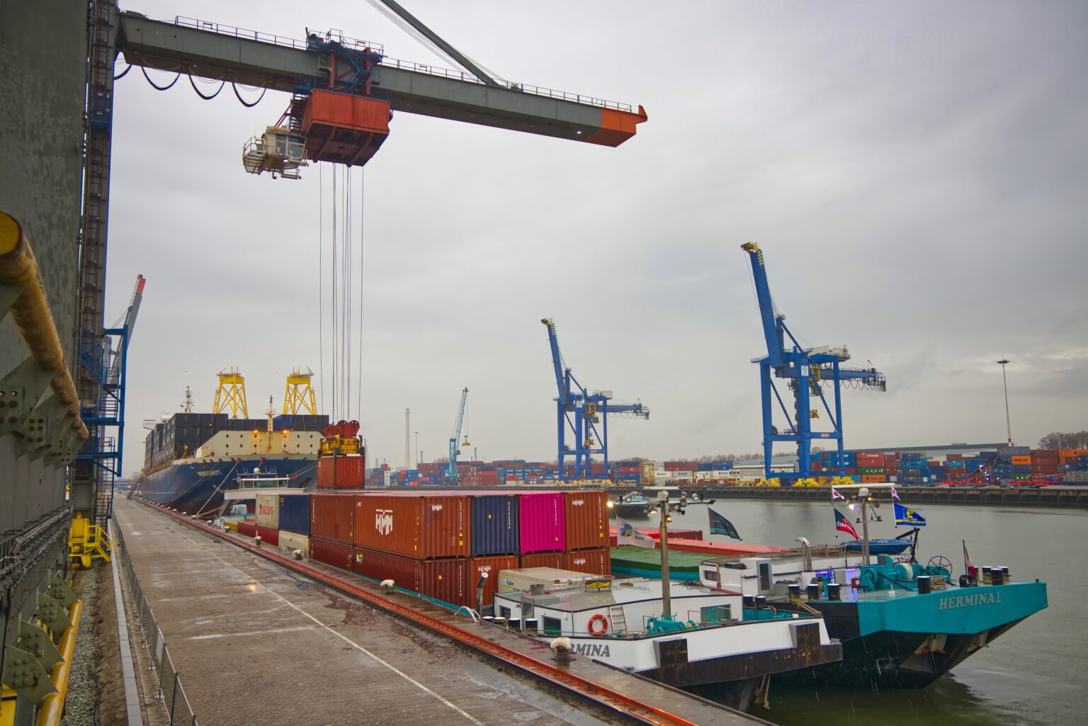 City Barge moves first 1,000 TEU between RST and Rotterdam's Maasvlakte ...